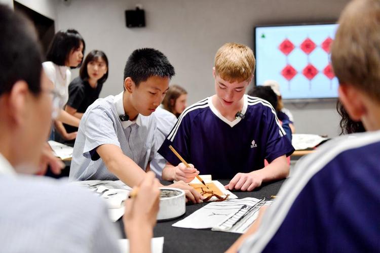 Int'l Exchange | American students experience Chinese culture on Qixi ...