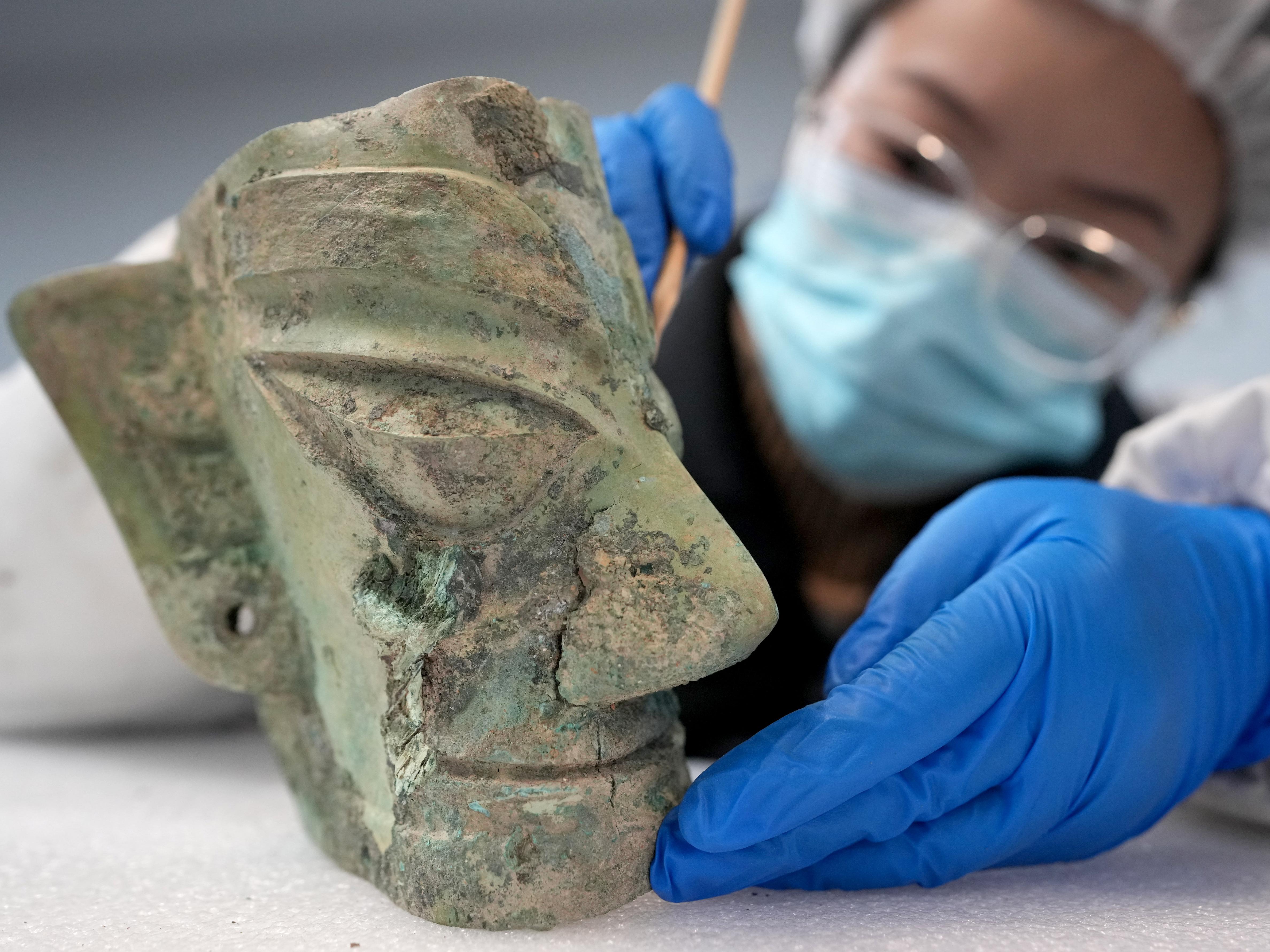 Young Chinese take up cultural relic restoration