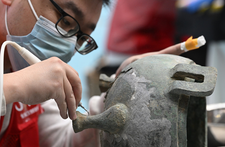 Young Chinese take up cultural relic restoration